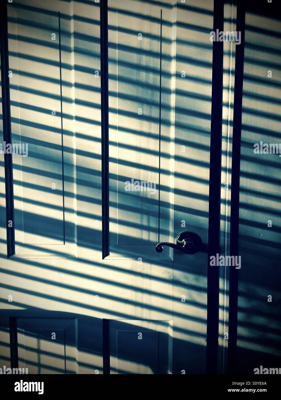 Sunlight through blinds hi-res stock photography and images - Alamy