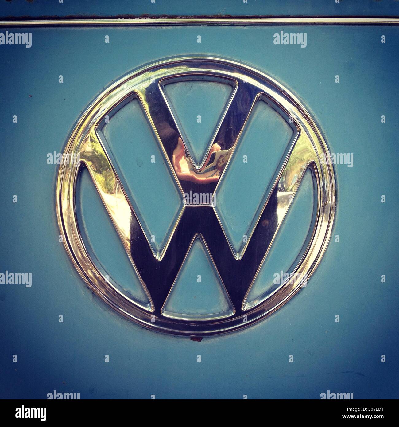 The VW emblem on the face of my vintage 1971 VW bus Stock Photo - Alamy