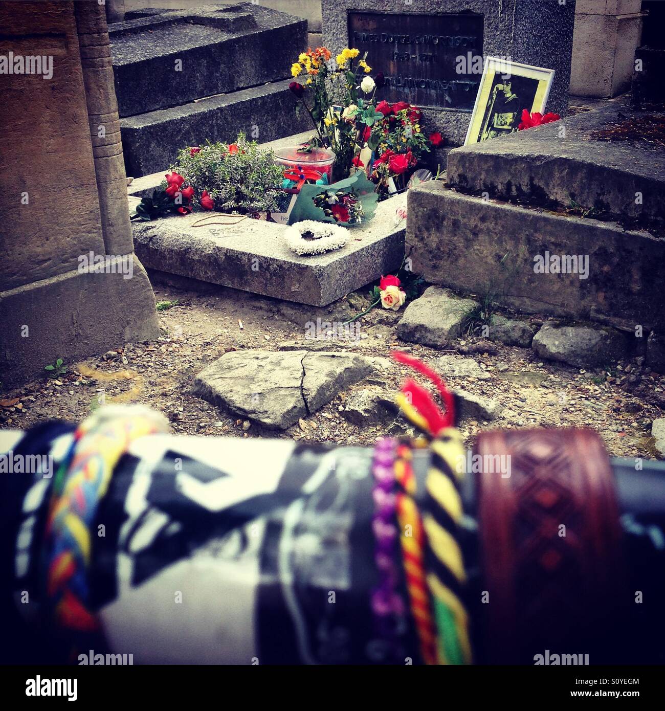 Friendship and music at Jim Morrisons grave Stock Photo - Alamy