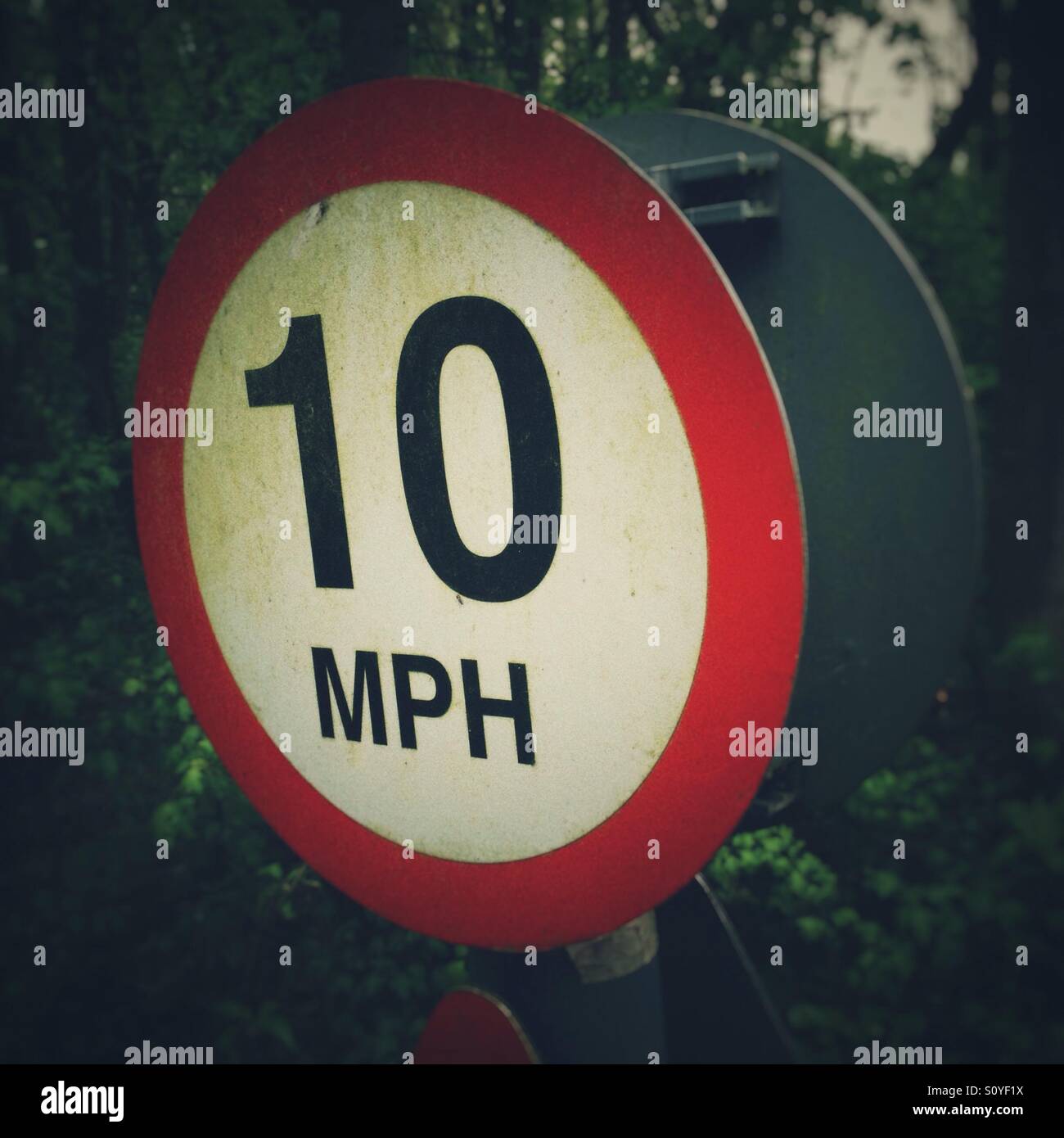 10 mph sign hi-res stock photography and images - Alamy