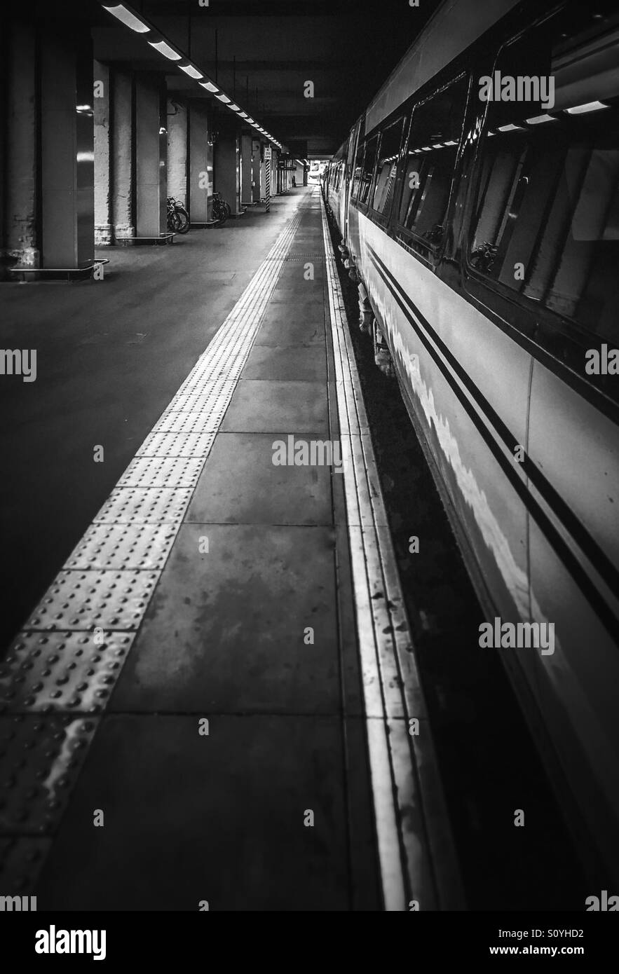London kings cross station platform Black and White Stock Photos ...