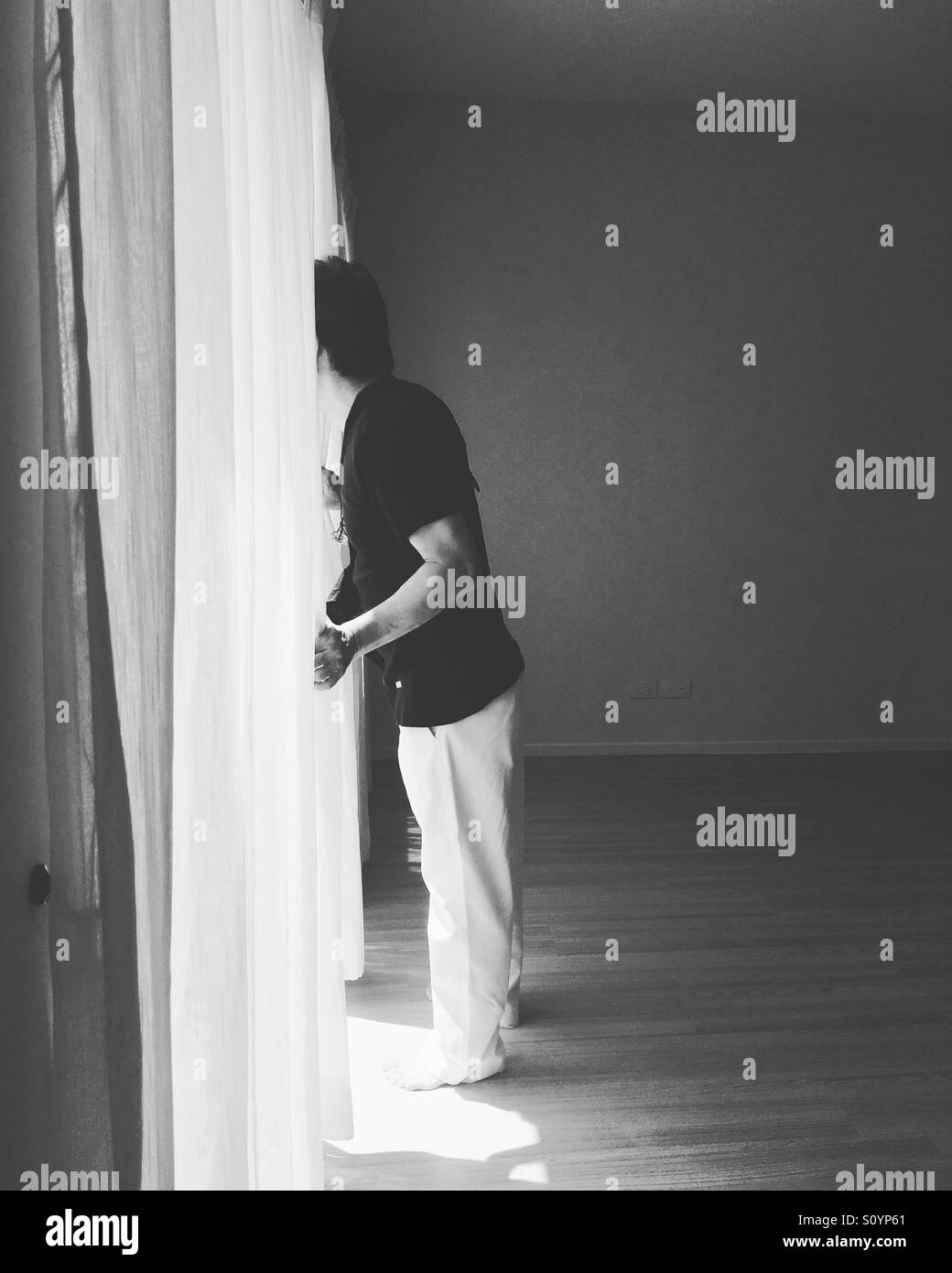 Man peeking out hi-res stock photography and images - Alamy