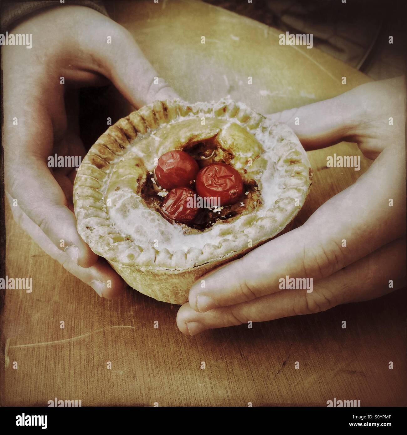 Hands holding a pie hi-res stock photography and images - Alamy