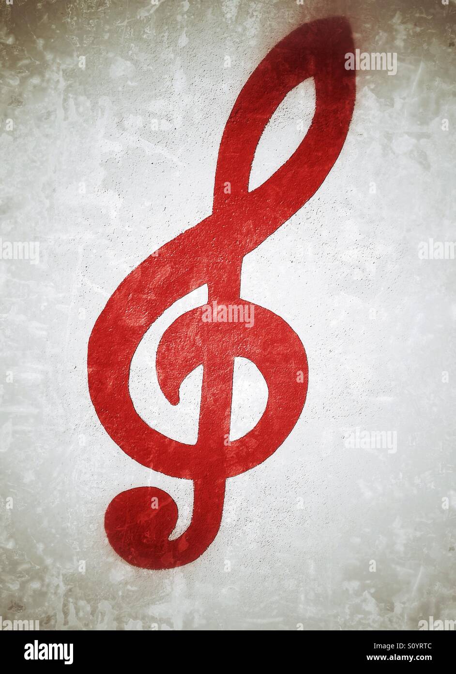 Red musical note painted on a white wall Stock Photo - Alamy
