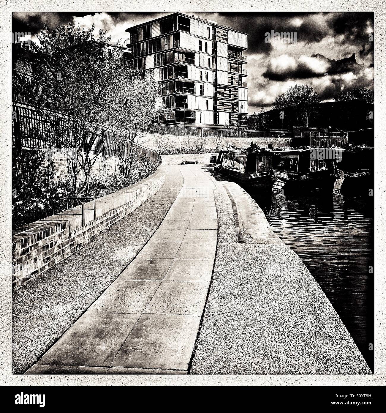 Regeneration of regents canal towpath hi-res stock photography and ...