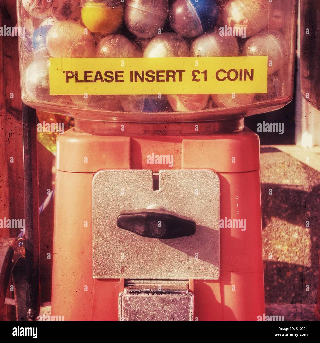 Old fashioned vending machine hi-res stock photography and images - Alamy