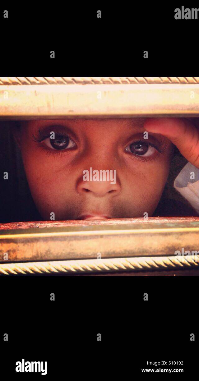 Boy looking through letterbox hi-res stock photography and images - Alamy