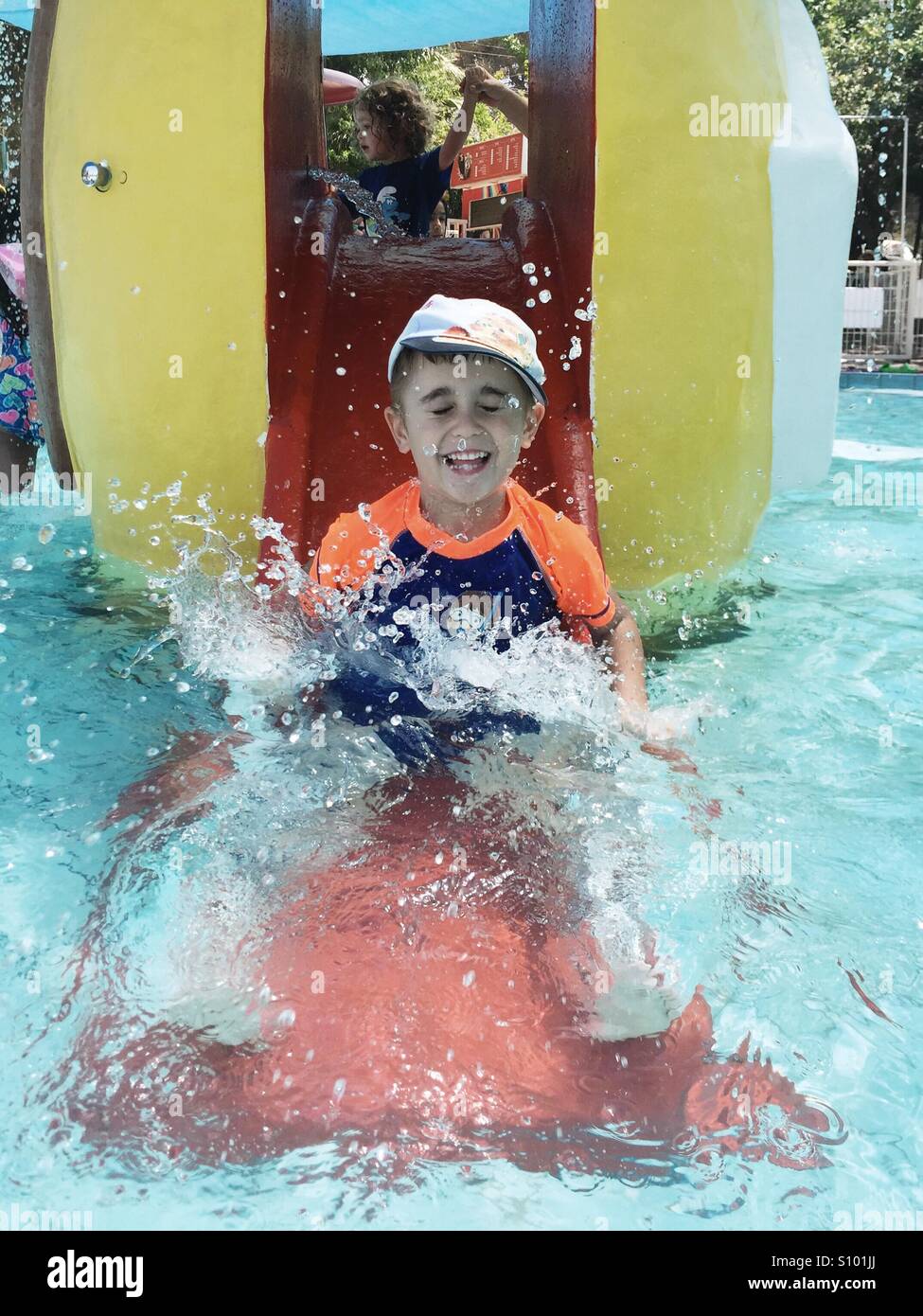 Kids splashing in water hi-res stock photography and images - Alamy
