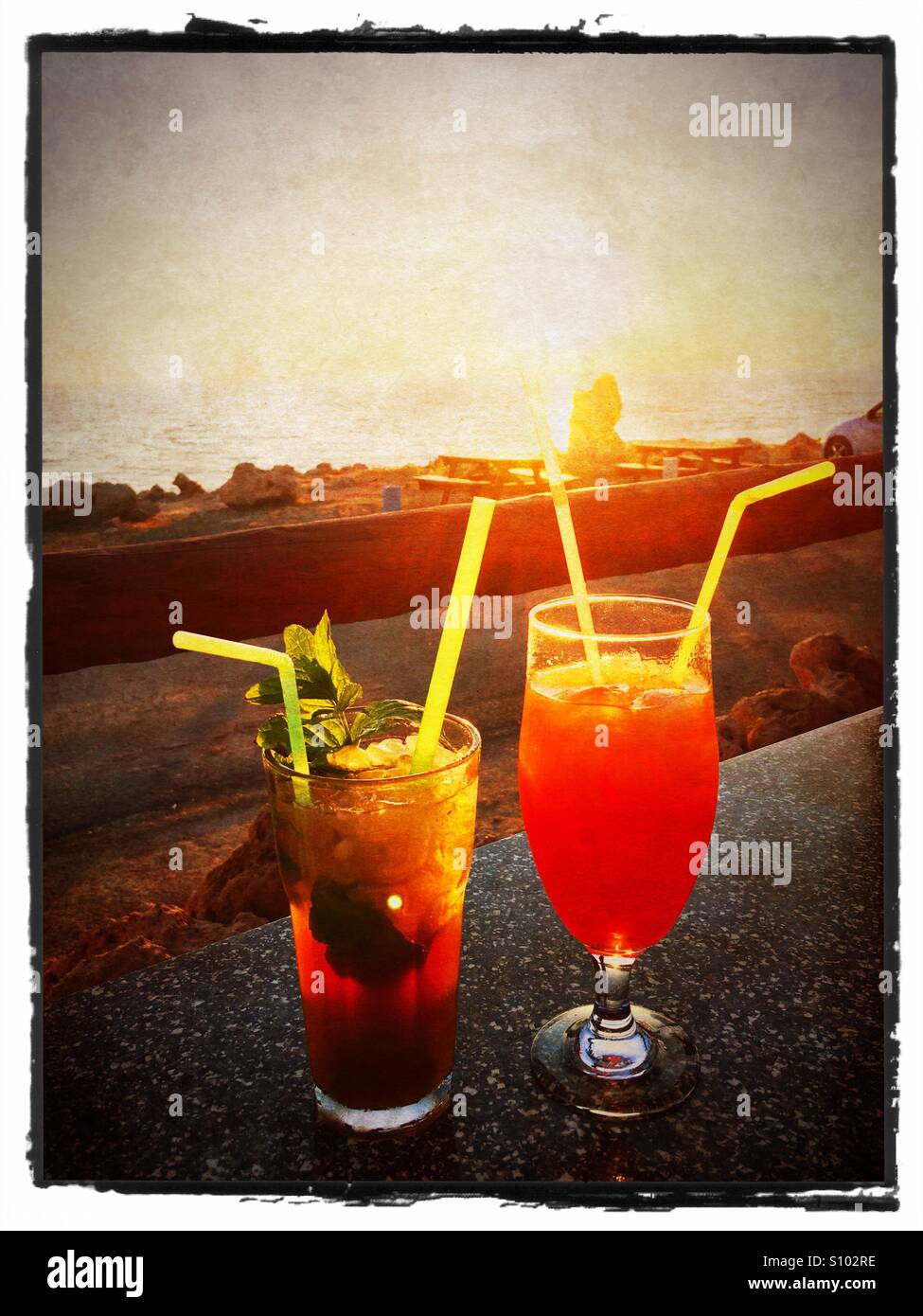 Drinks at sunset hi-res stock photography and images - Alamy