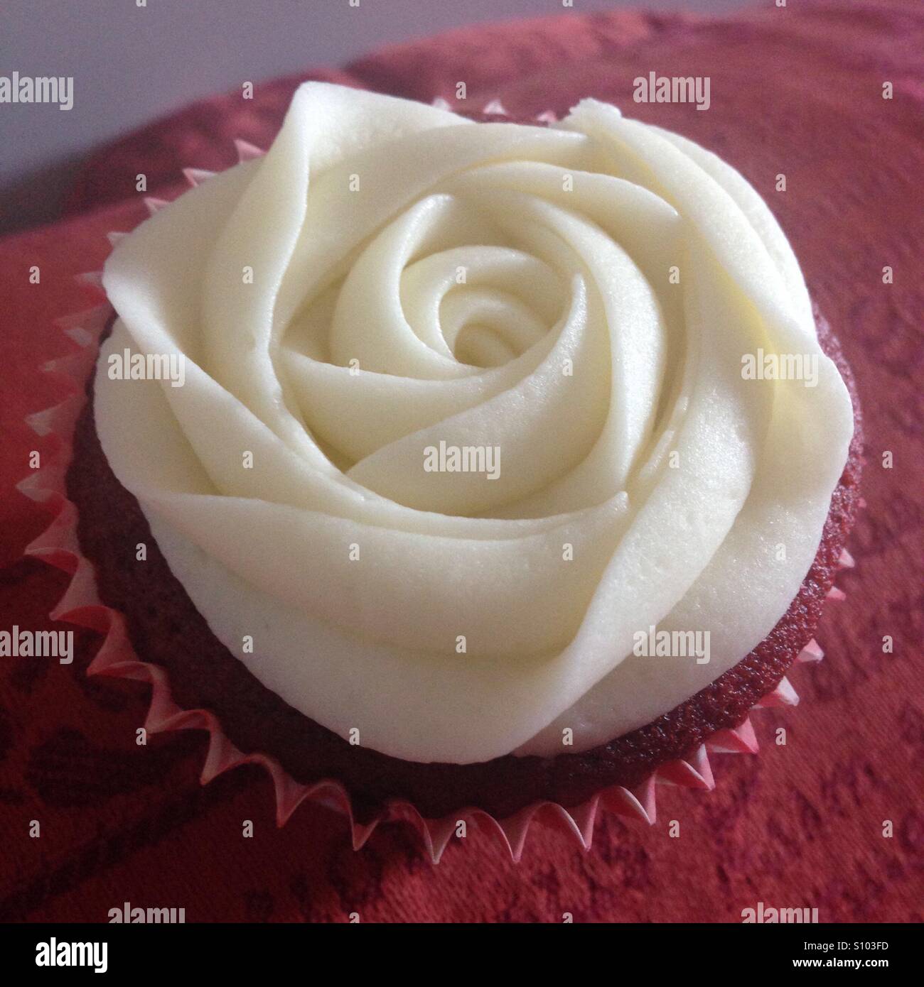Red icing rose hi-res stock photography and images - Alamy