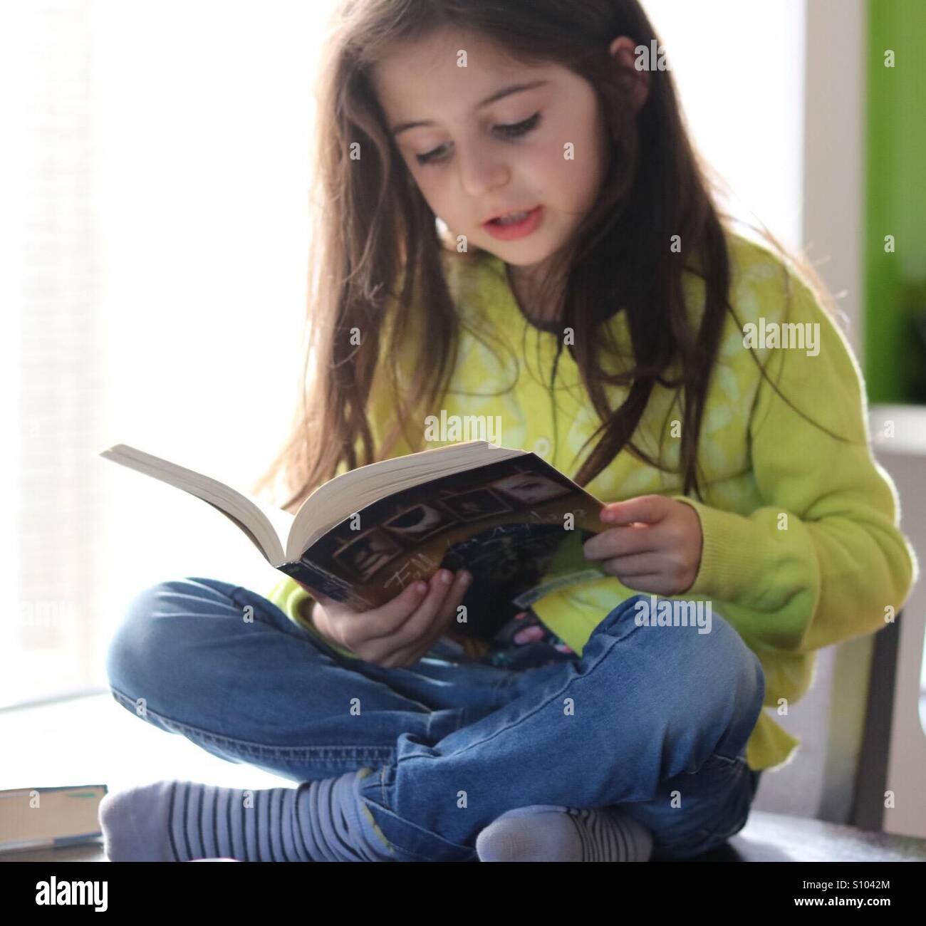 She is reading hi-res stock photography and images - Alamy