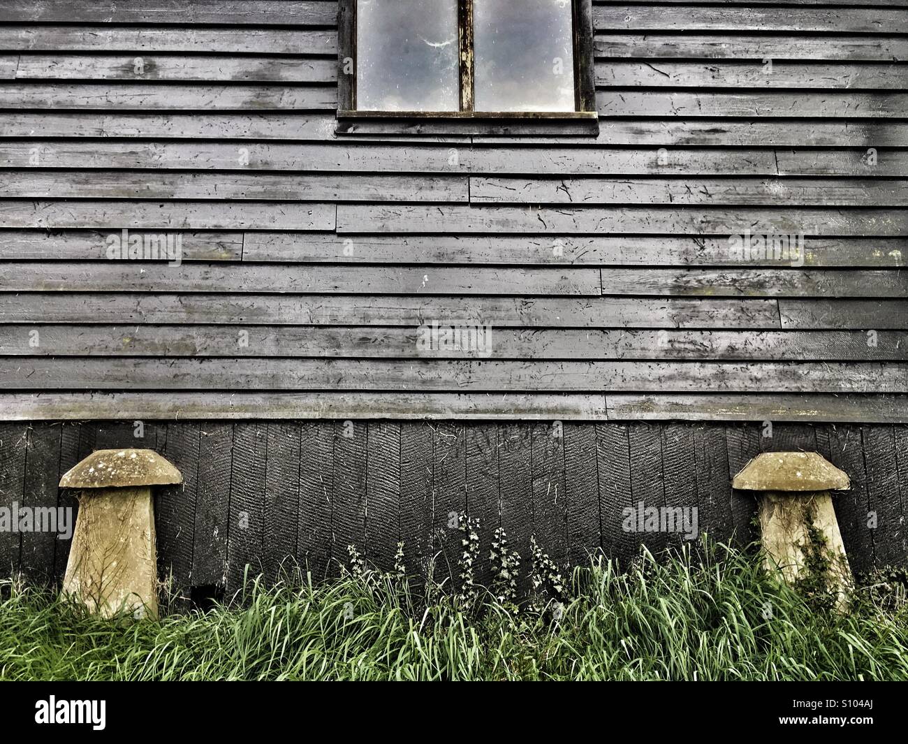 Old staddle stones hi-res stock photography and images - Alamy