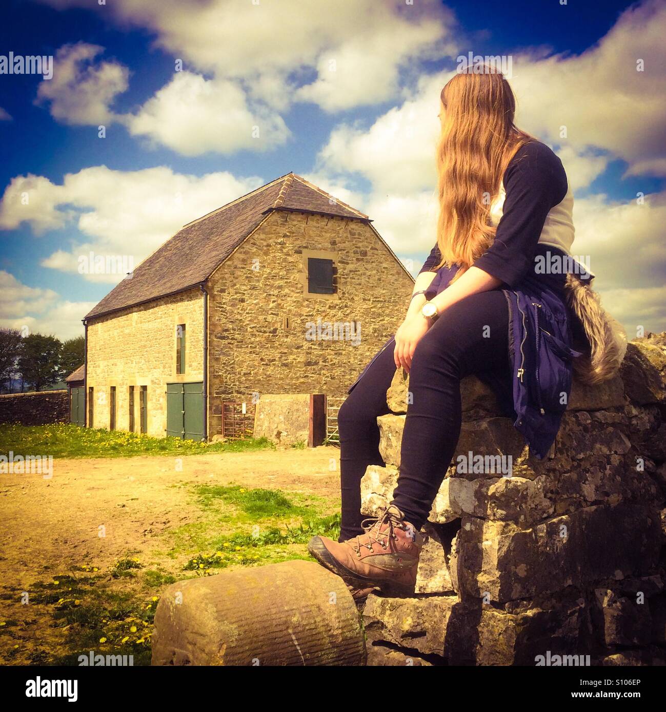 Country girl barn hi-res stock photography and images - Alamy