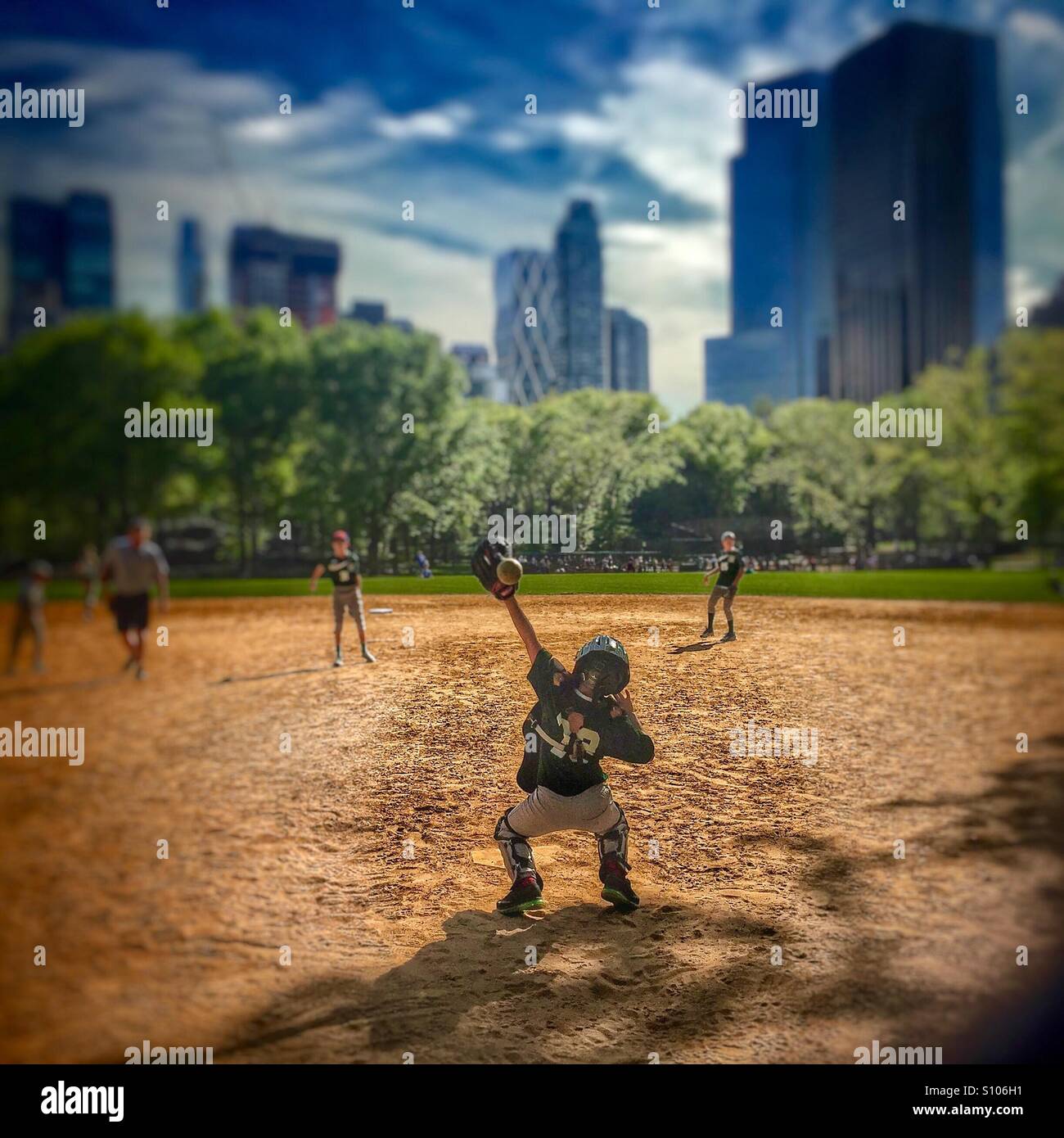 Kids playing catch ball hi-res stock photography and images - Alamy