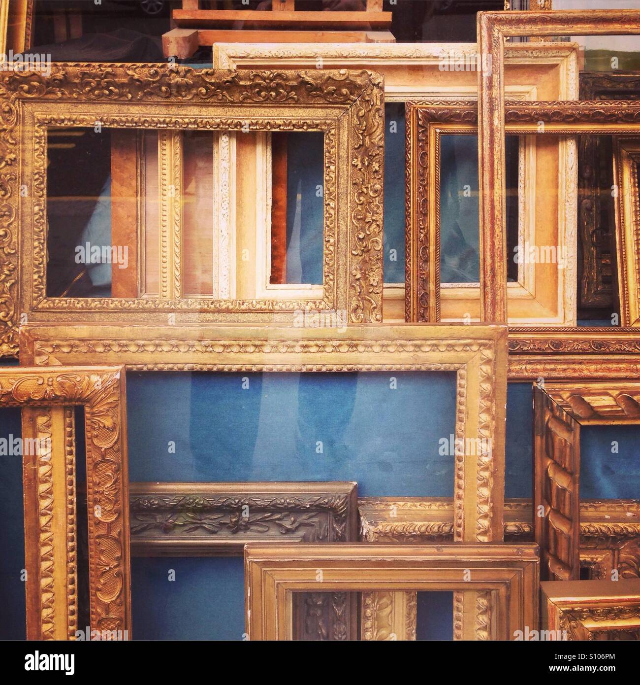 Frames and art hi-res stock photography and images - Alamy