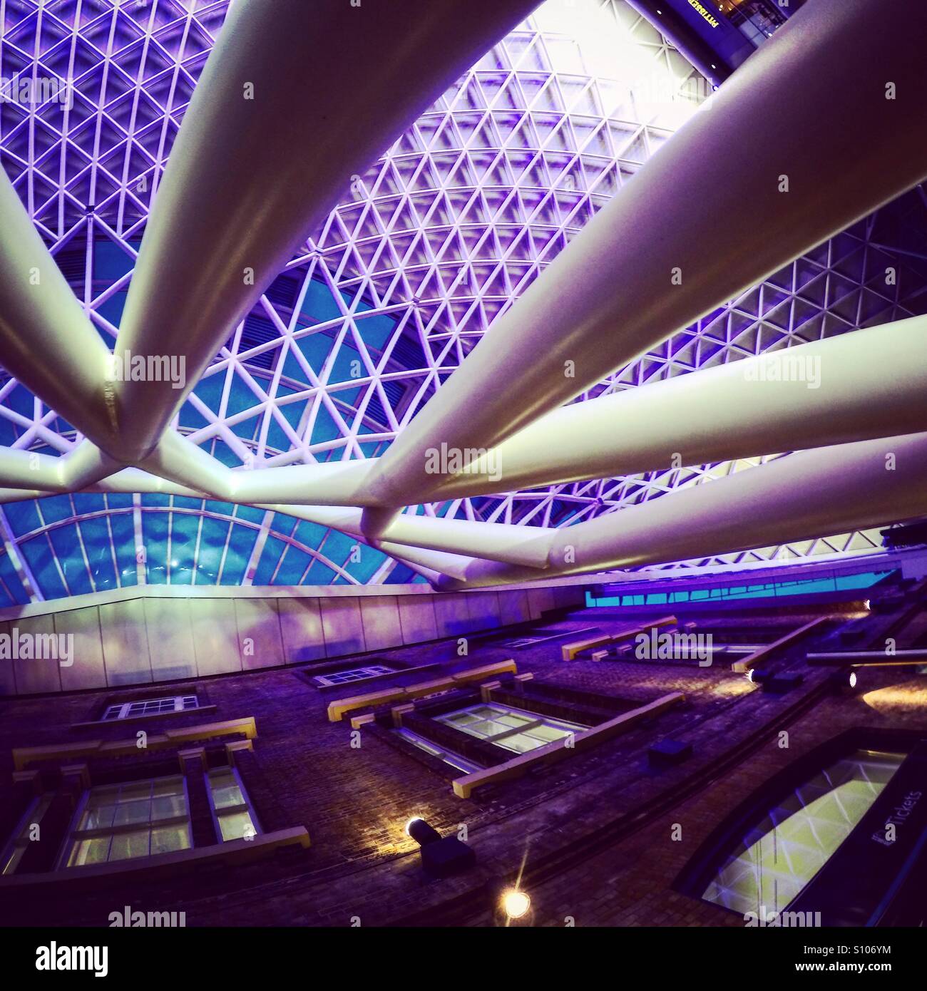 Kings cross station inside hi-res stock photography and images - Alamy