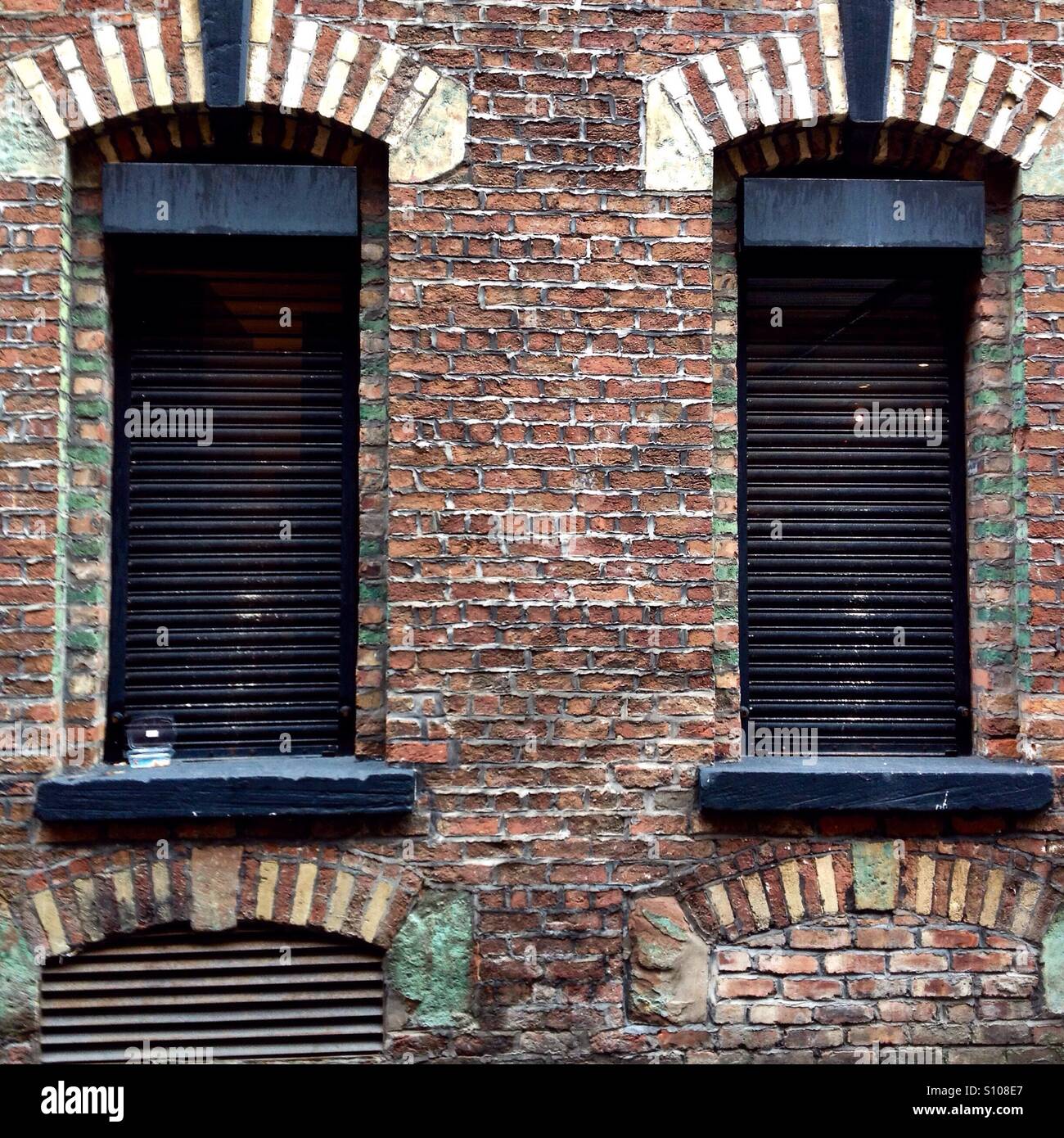 Brickwork and windows hi-res stock photography and images - Alamy