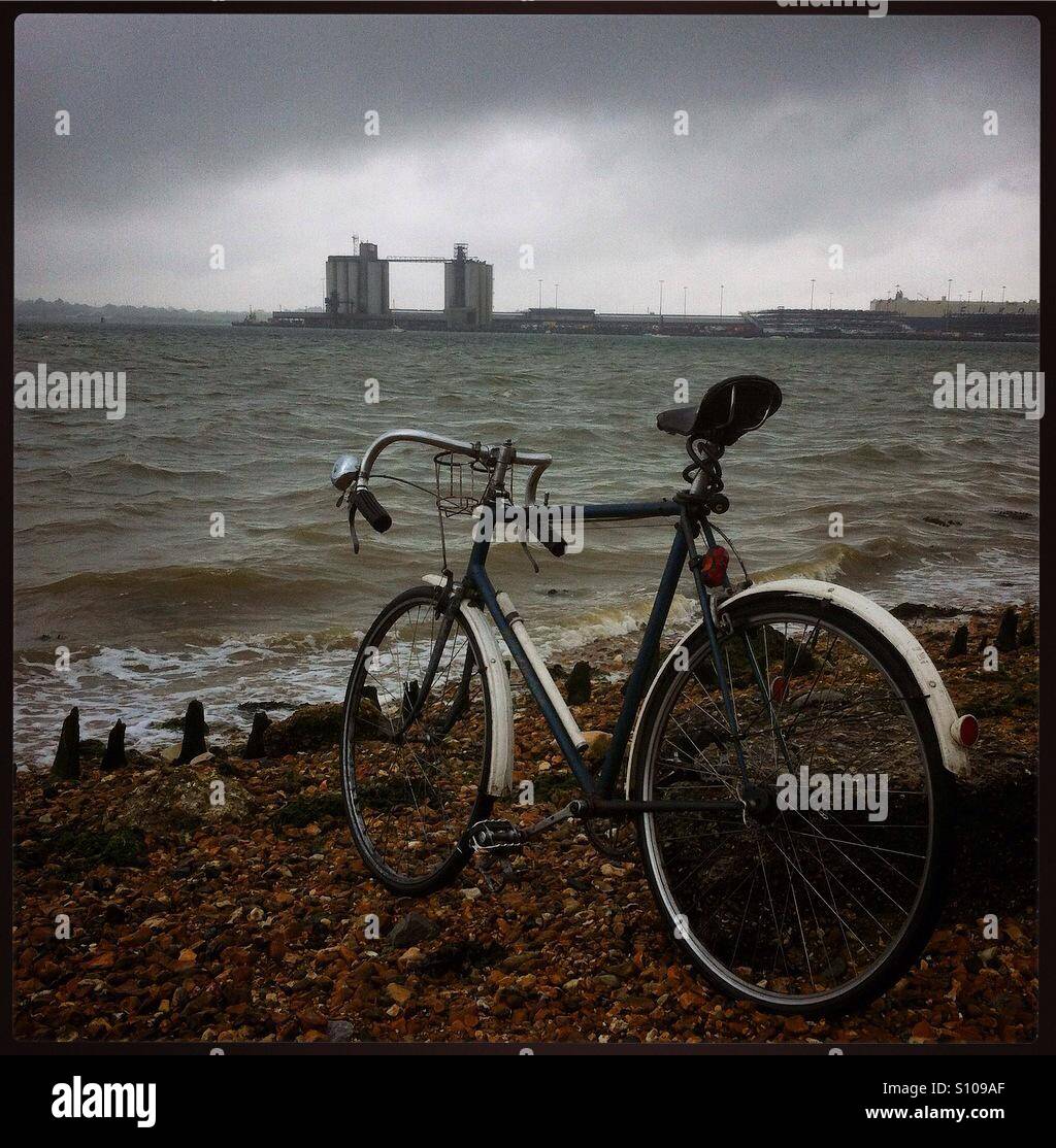 Rain commute cycle hi-res stock photography and images - Alamy