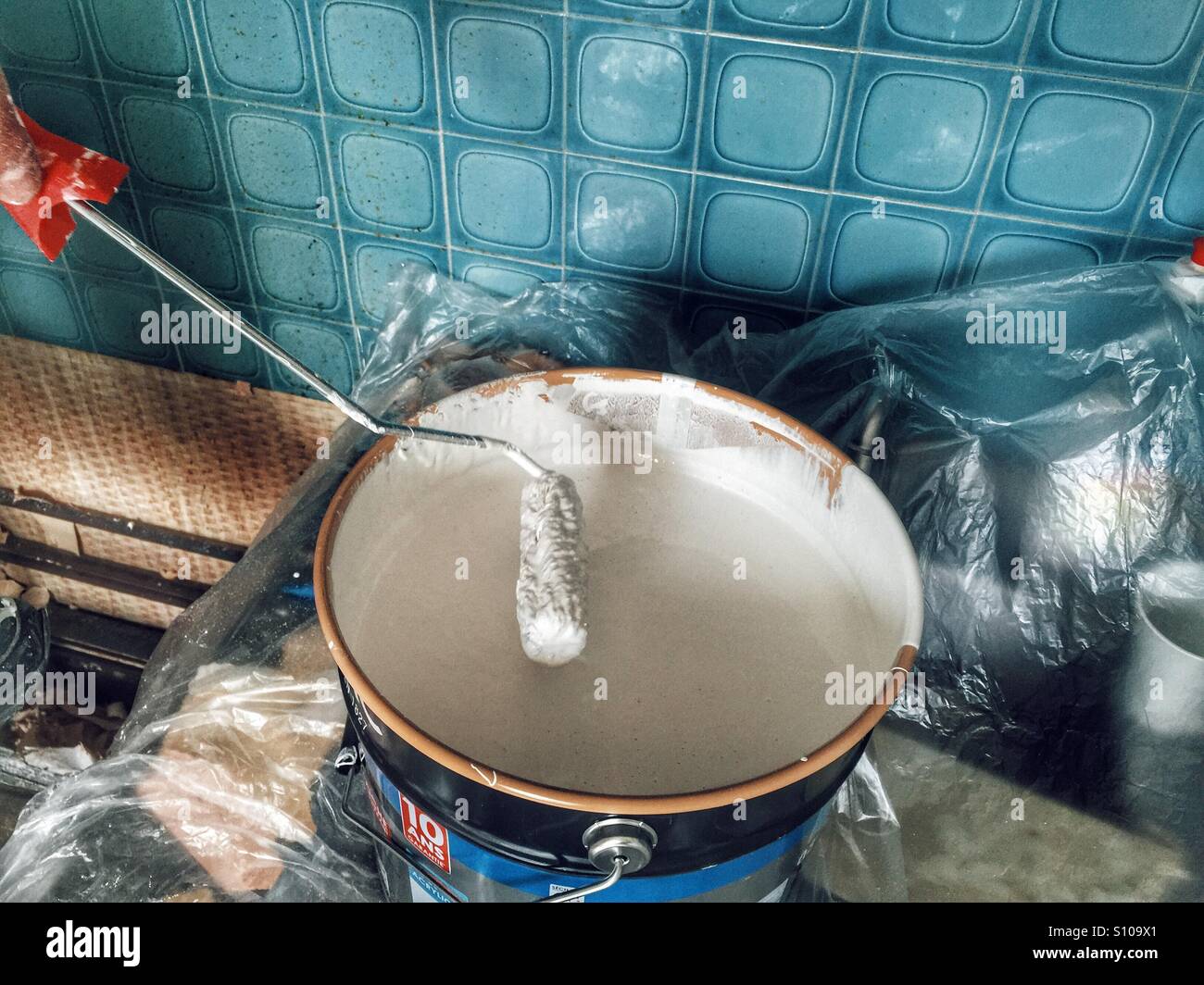 Man painting roll hi-res stock photography and images - Alamy
