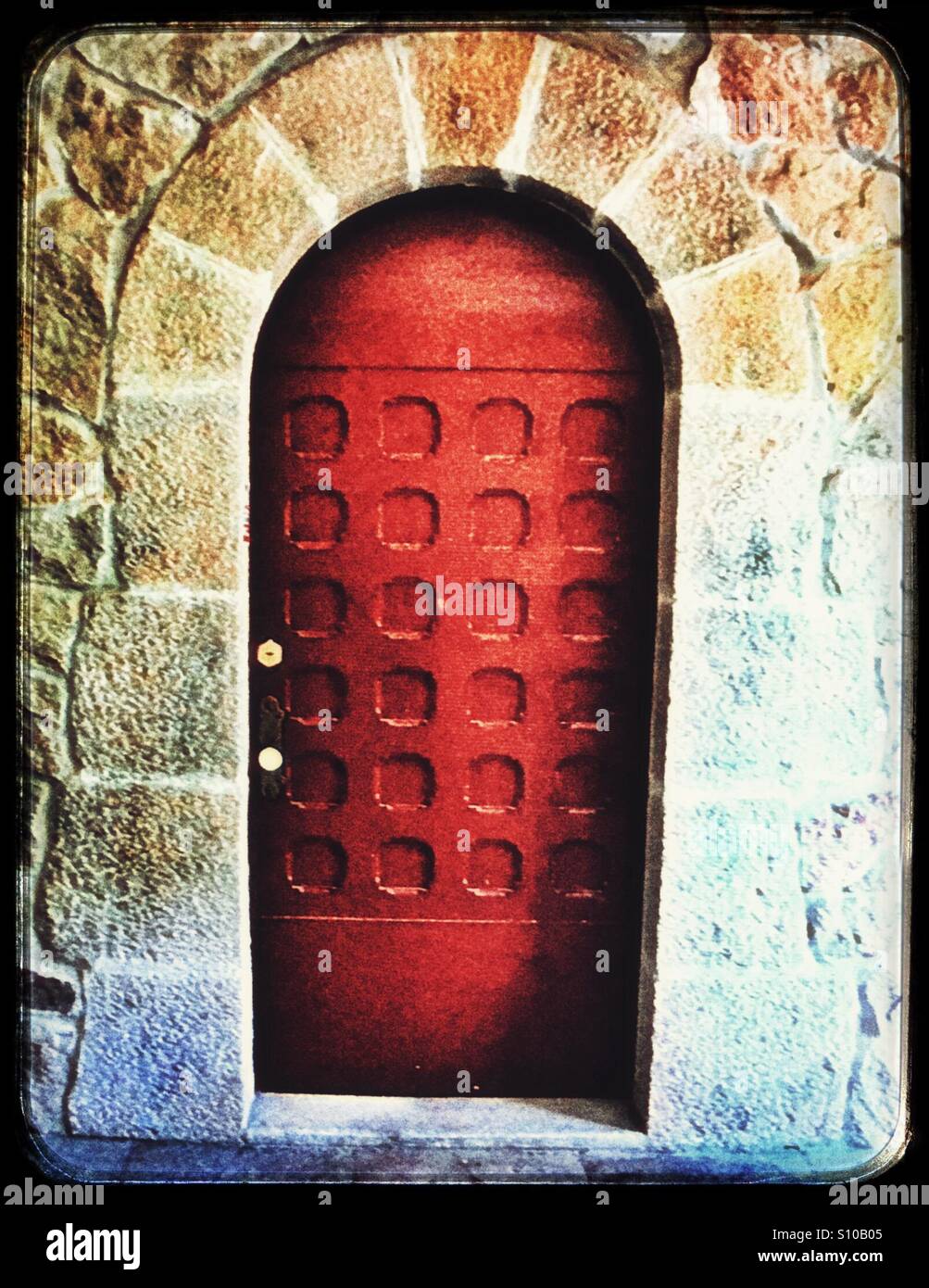 Arched red door hi-res stock photography and images - Alamy