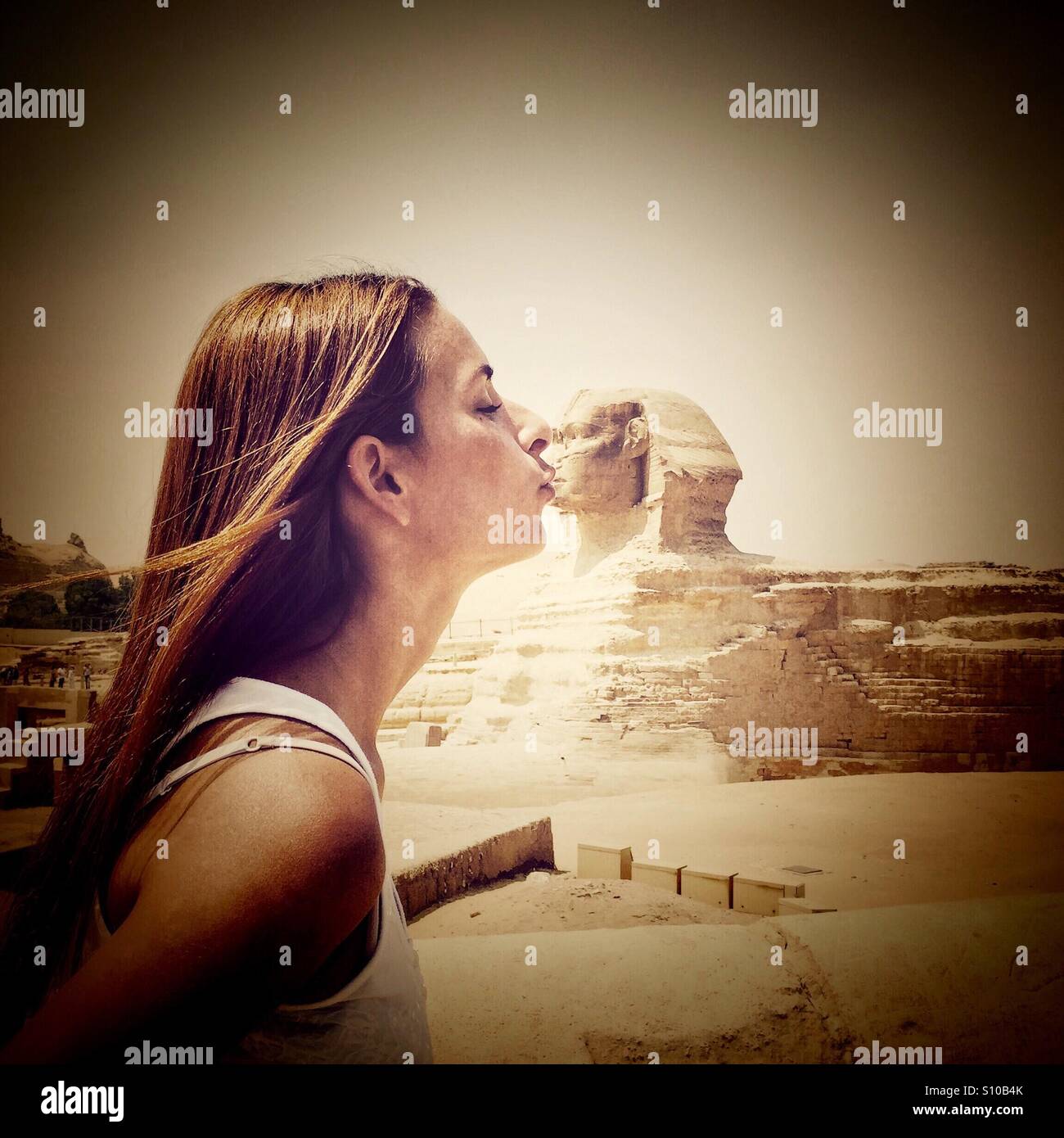 Statue kiss girl hi-res stock photography and images - Alamy