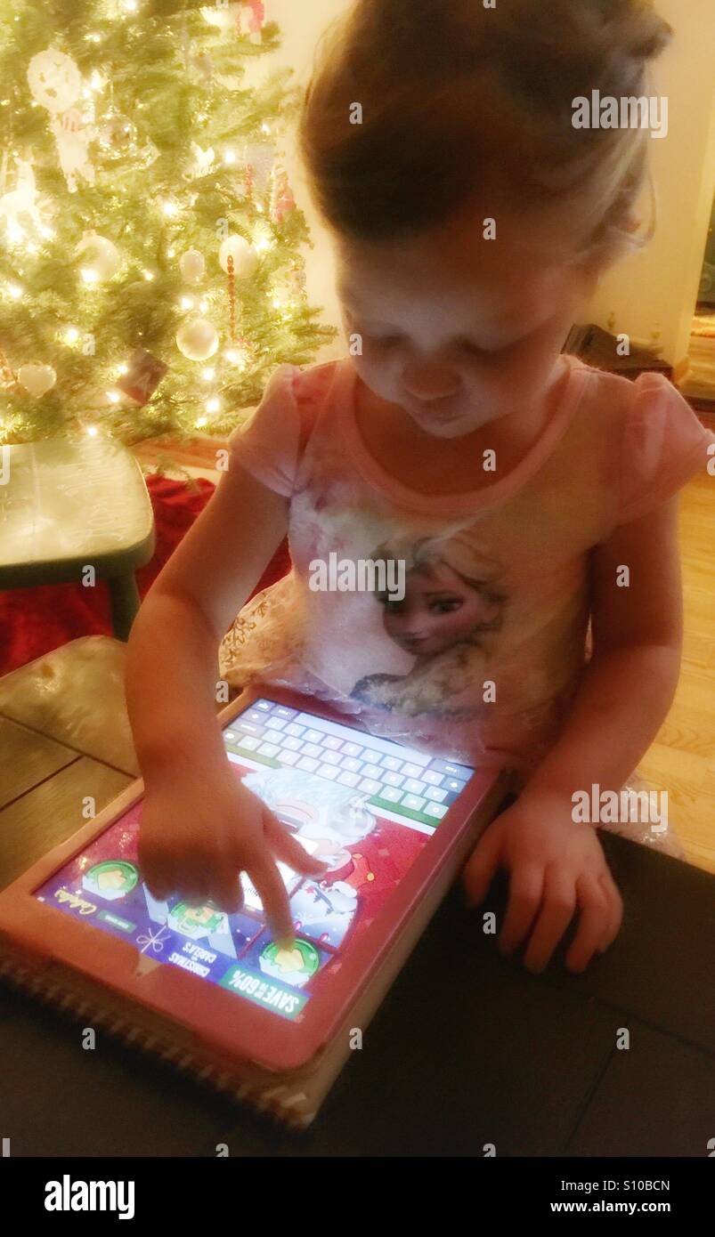 Child using ipad hi-res stock photography and images - Alamy