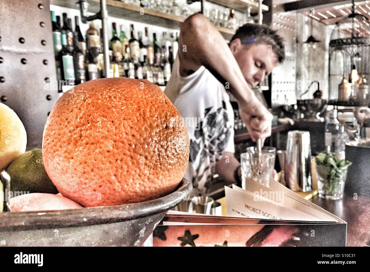 Making cocktails hi-res stock photography and images - Alamy