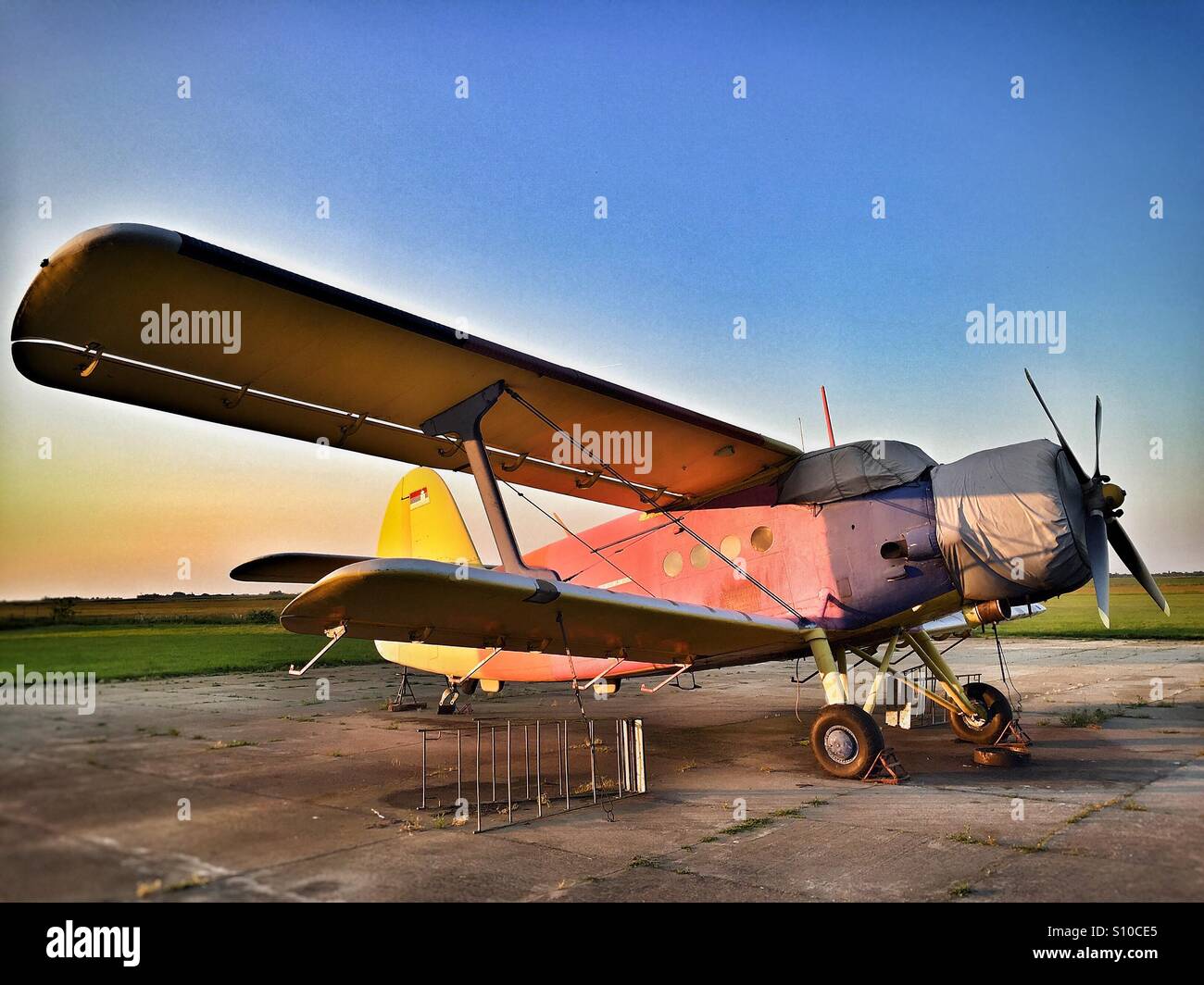 Retro airplane hi-res stock photography and images - Alamy