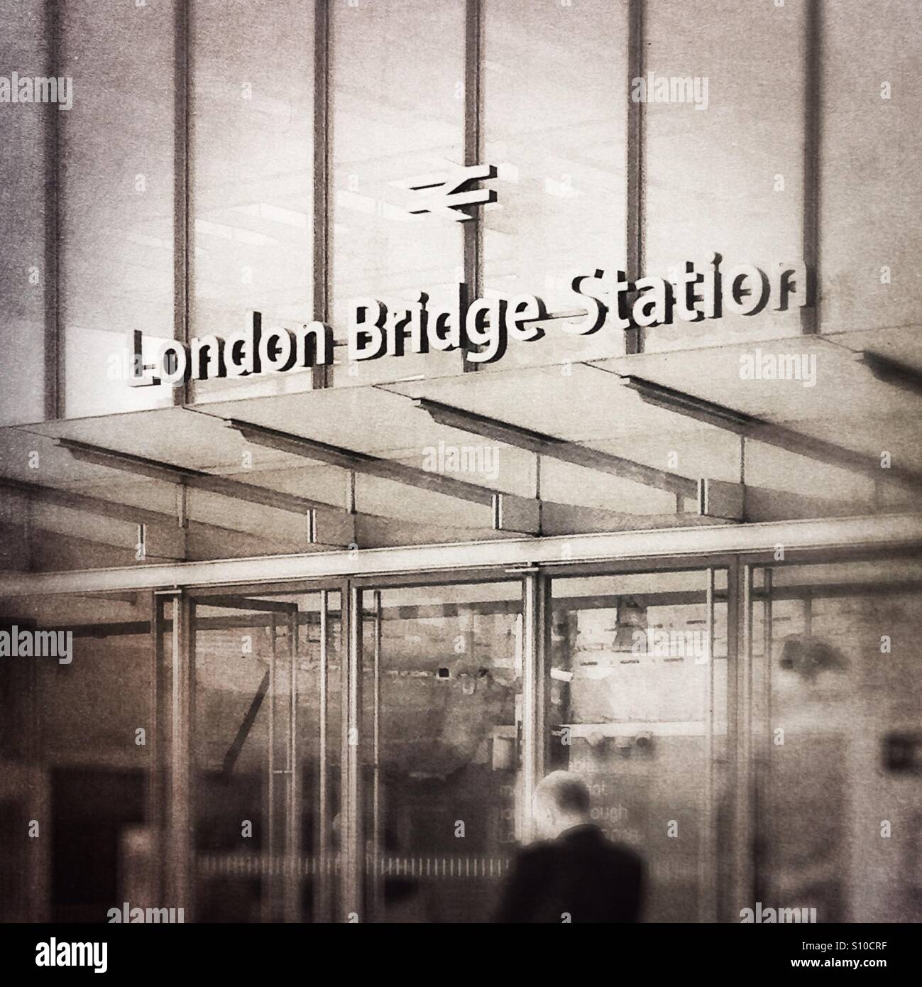 London bridge station hi-res stock photography and images - Alamy