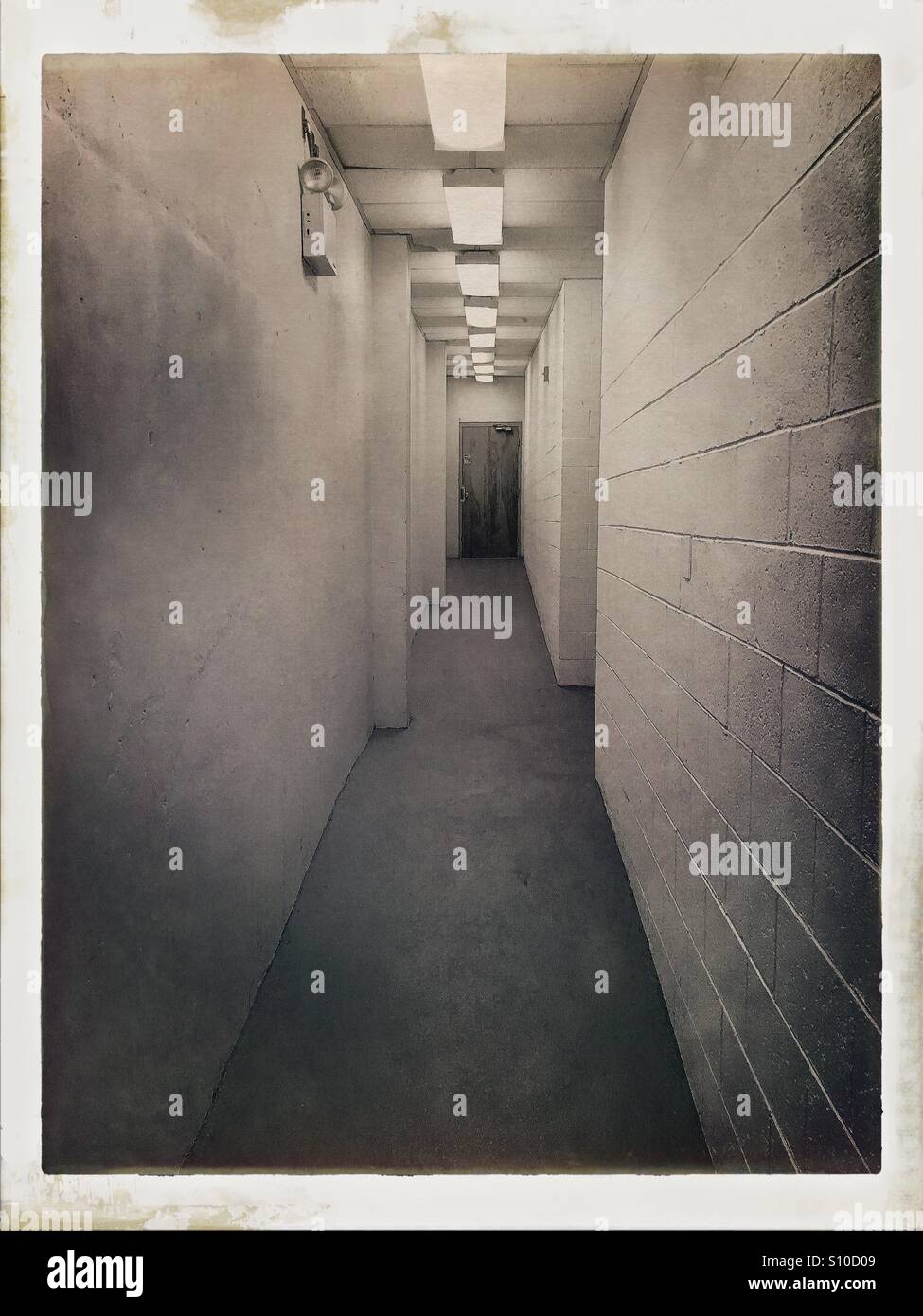 Door end hallway hi-res stock photography and images - Alamy