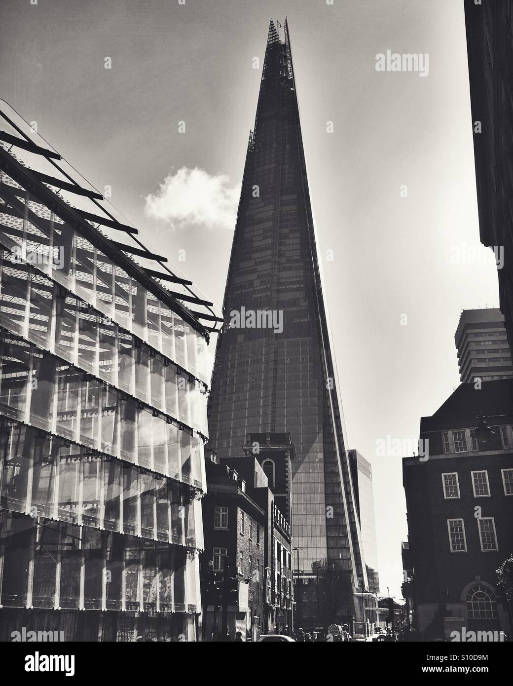 Black and white shard hi-res stock photography and images - Alamy