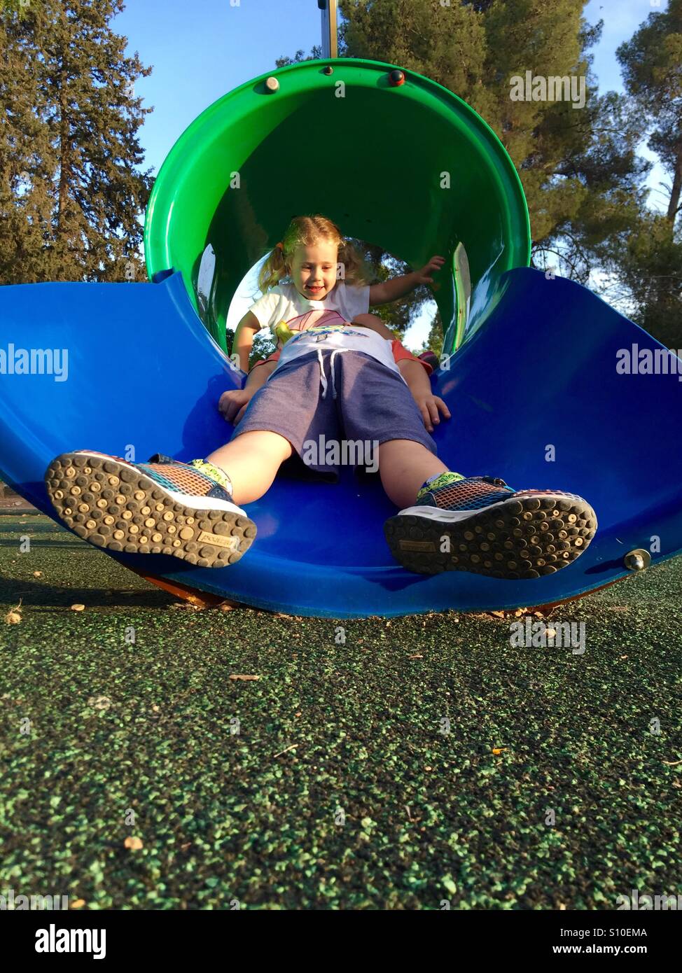 Kids playing hi-res stock photography and images - Alamy