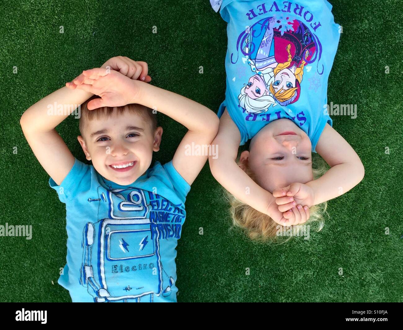 Happy smiling kids hi-res stock photography and images - Alamy