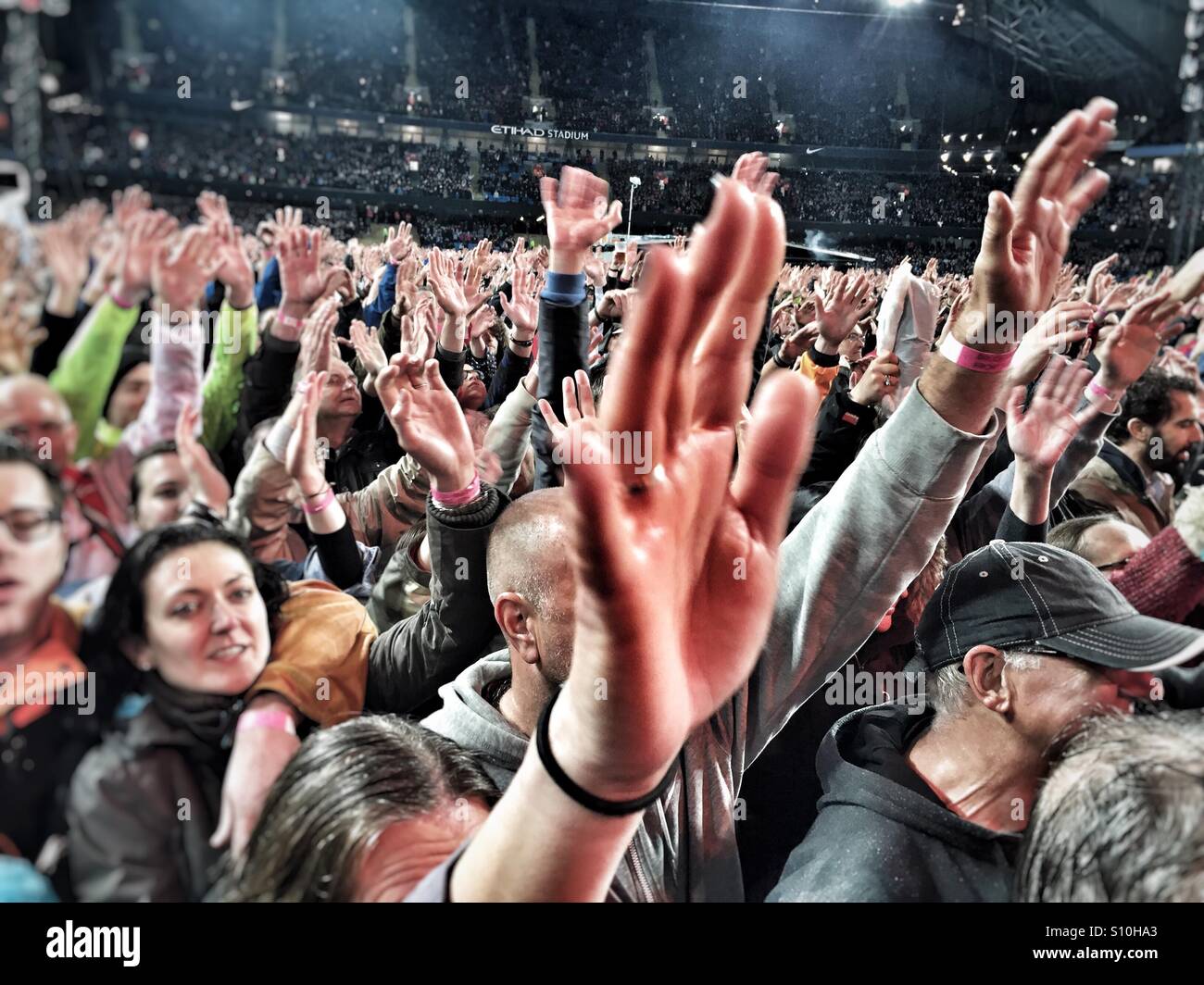 Concert stadium crowd hi-res stock photography and images - Alamy