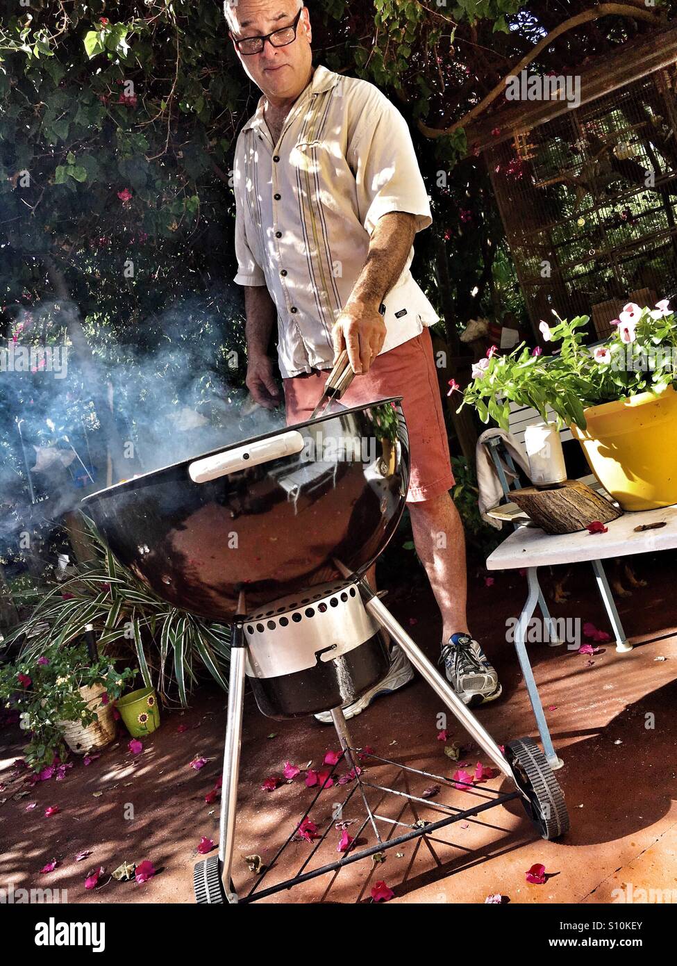 Barbecuing hi-res stock photography and images - Alamy