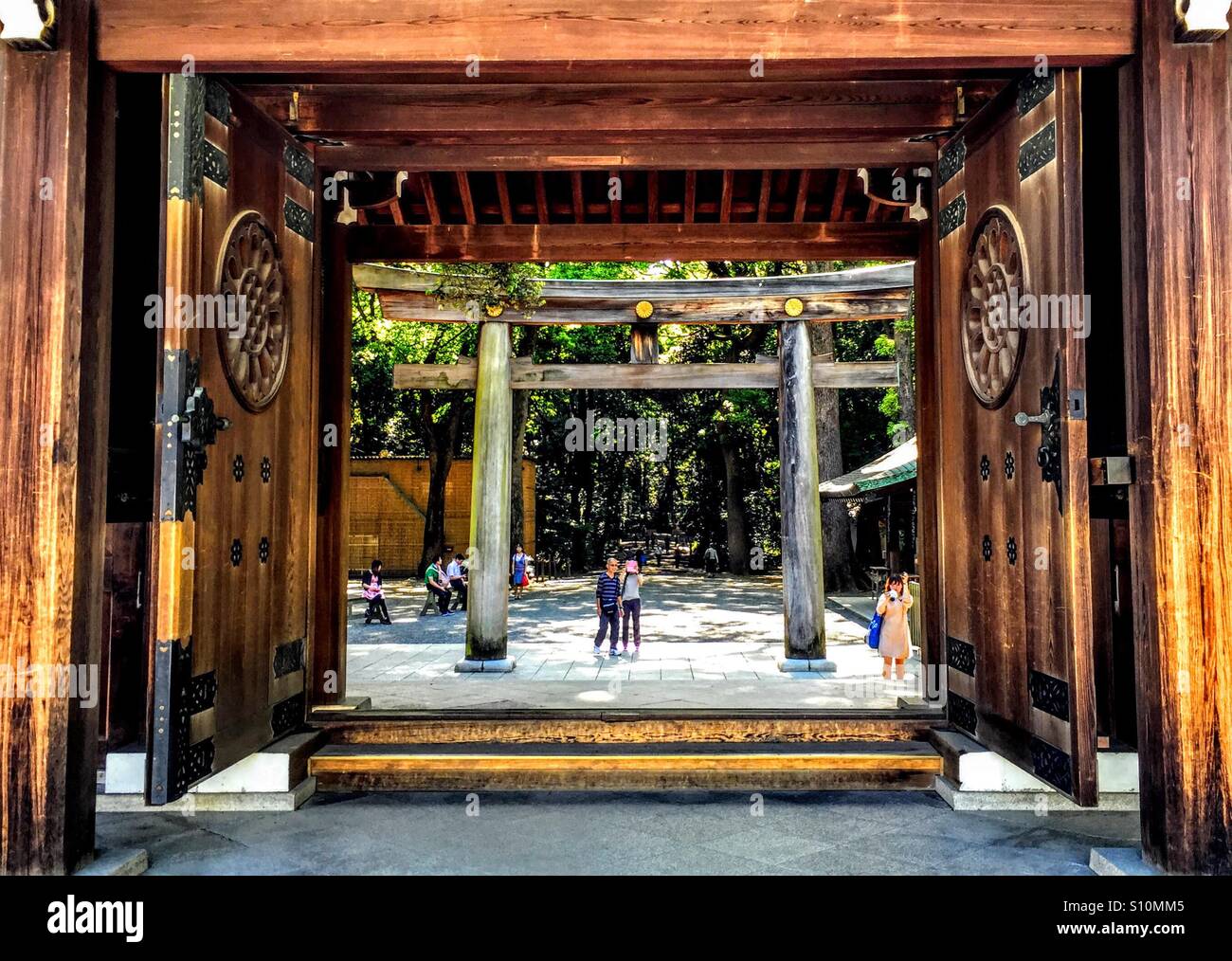 Shinto torii temple hi-res stock photography and images - Alamy