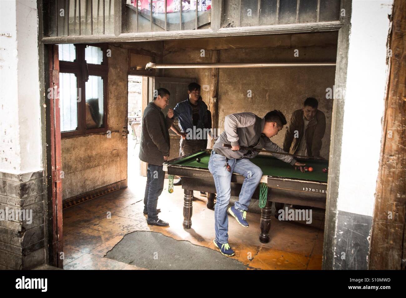 Chinese men playing billiards Stock Photo - Alamy