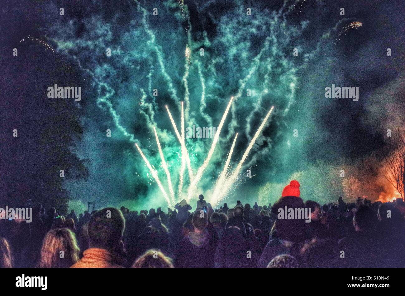 Fireworks crowd hi-res stock photography and images - Alamy