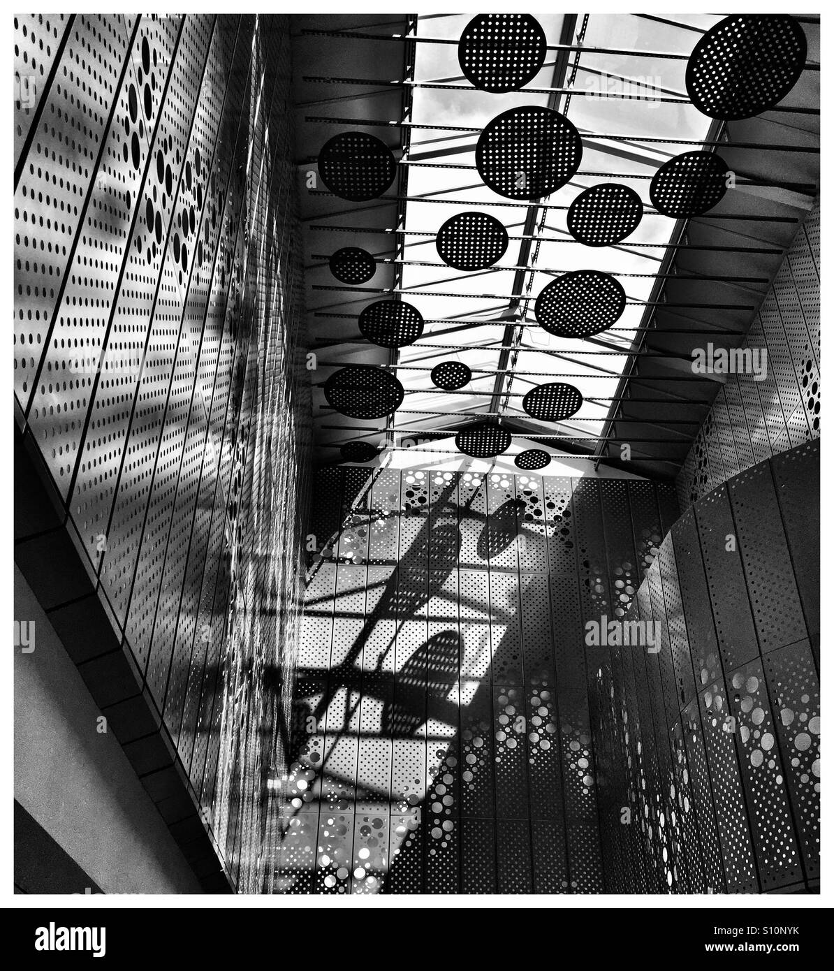 Monochromatic architecture hi-res stock photography and images - Alamy