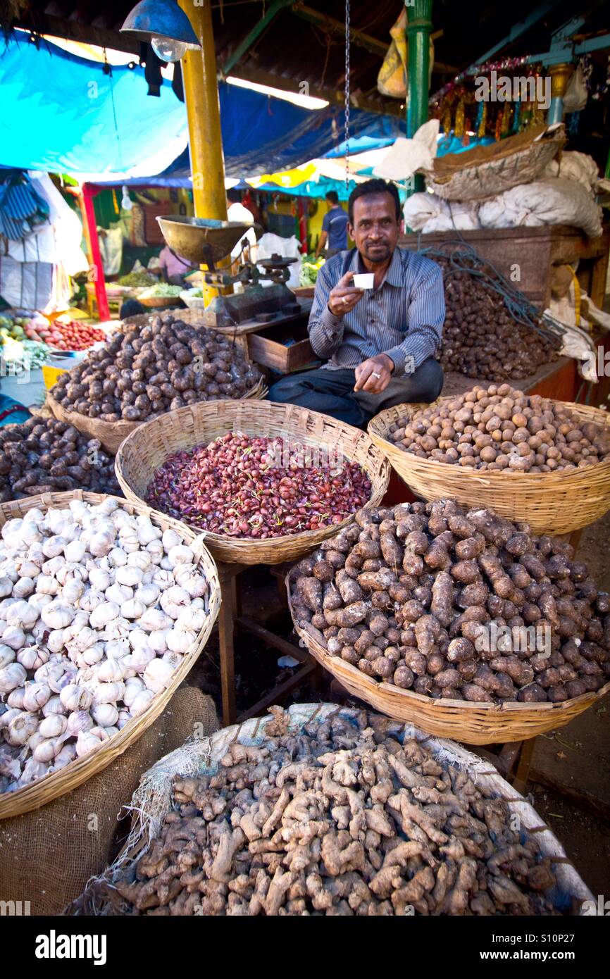 Man drinking masala tea at Indian market Stock Photo - Alamy