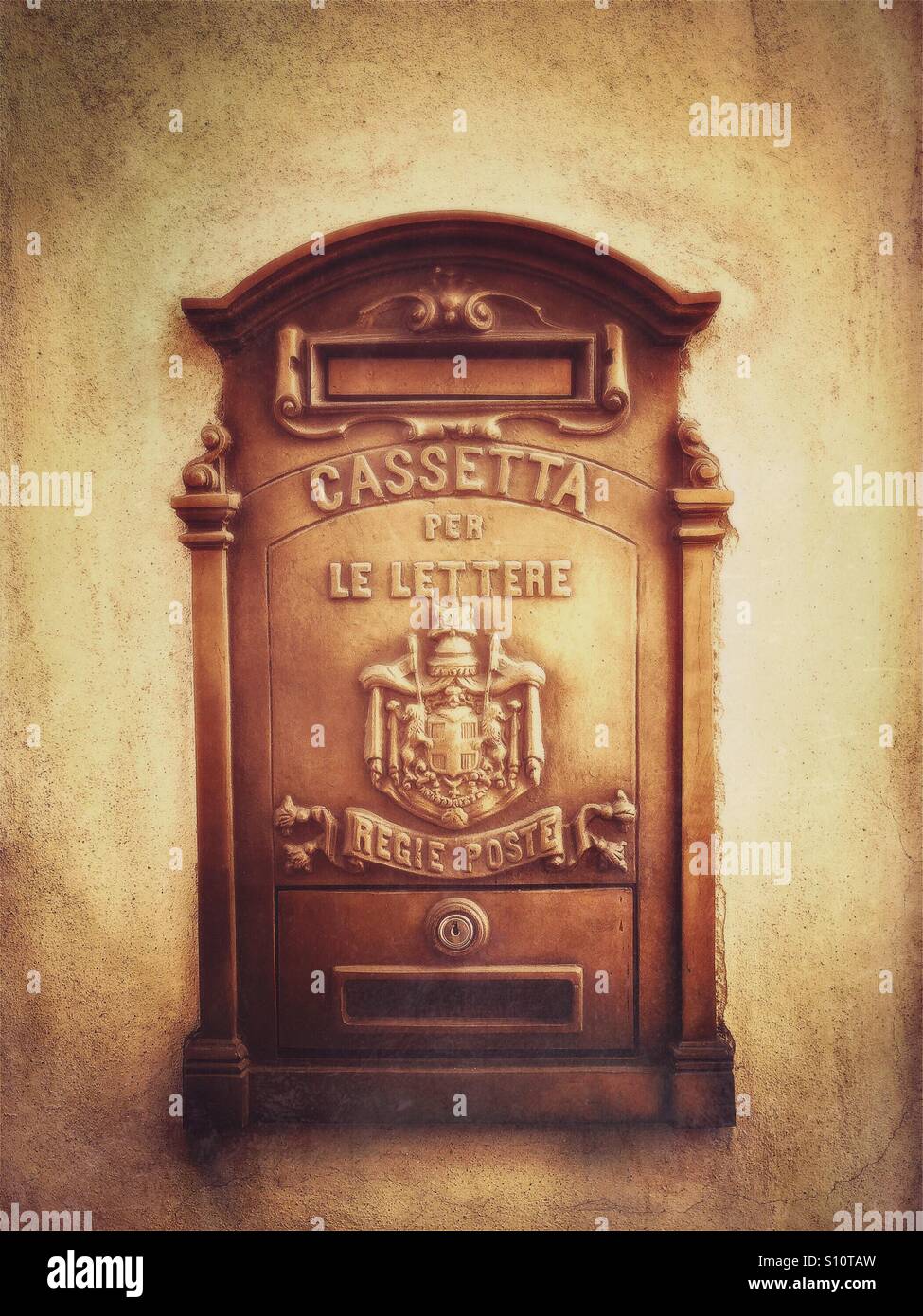 Vintage letter box, Italy Stock Photo - Alamy