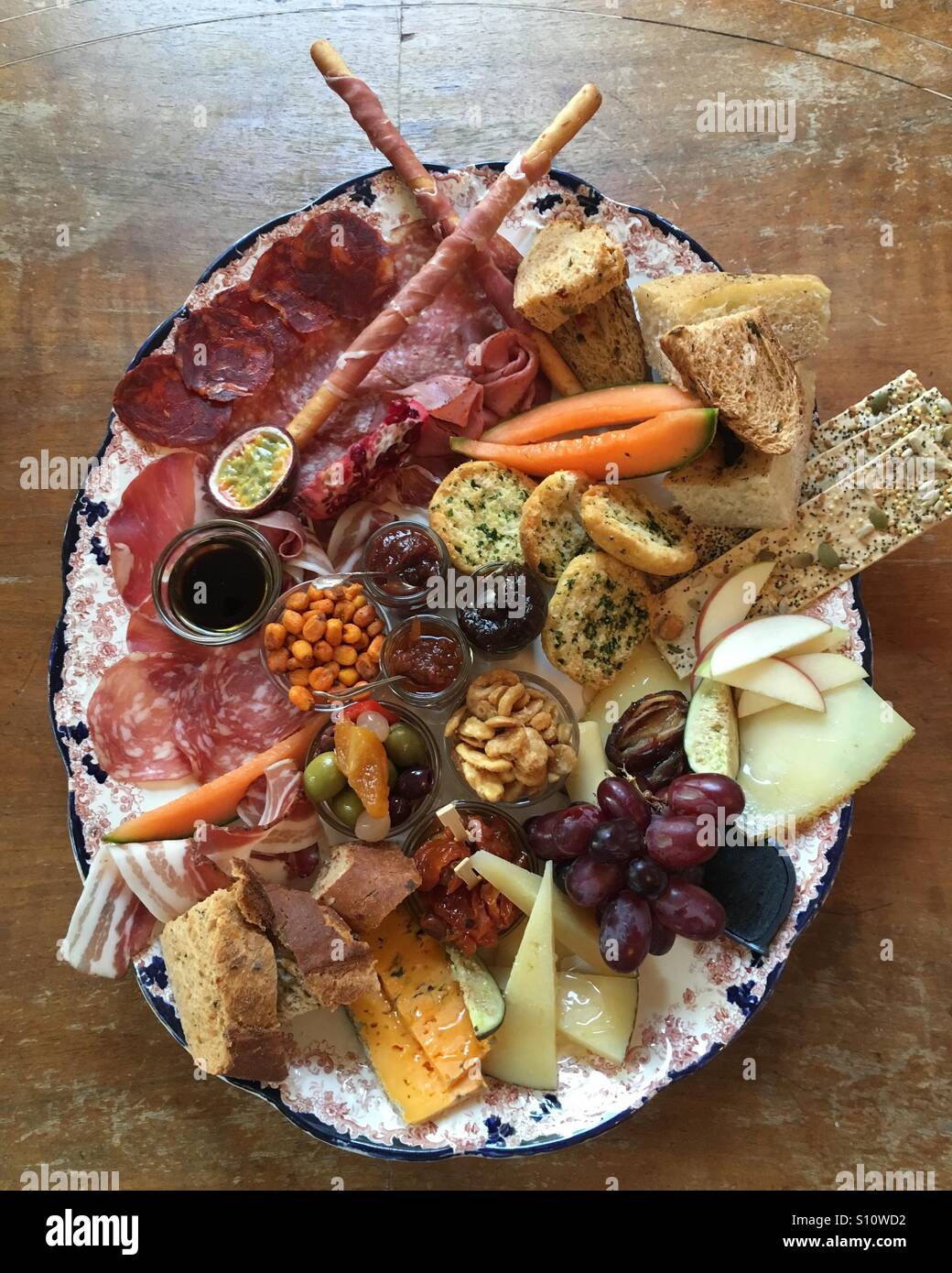 A sharing meat and cheese platter for two Stock Photo - Alamy