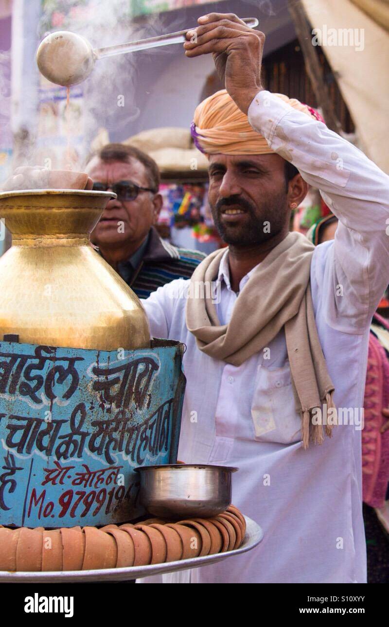 Indian man selling masala tea Stock Photo - Alamy