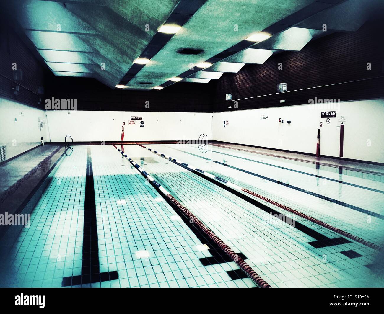 Empty swimming pools hi-res stock photography and images - Alamy