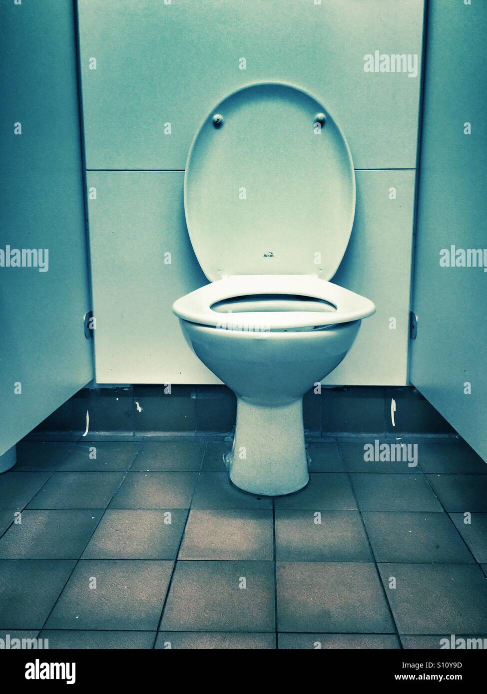 Empty toilets hi-res stock photography and images - Alamy