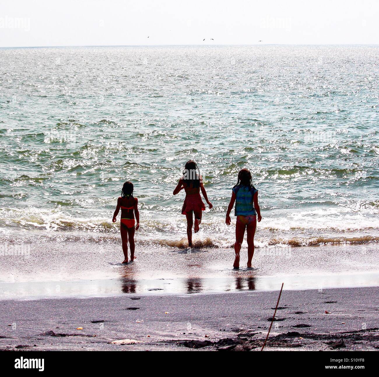 Kids playing in the ocean hi-res stock photography and images - Alamy