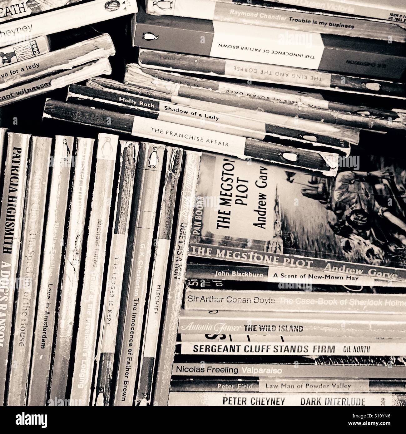 Messy bookshelf hi-res stock photography and images - Alamy