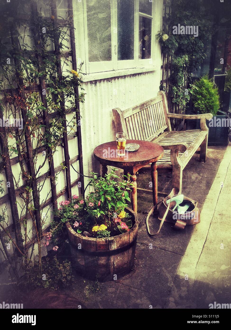 Pub garden table bench hi-res stock photography and images - Alamy