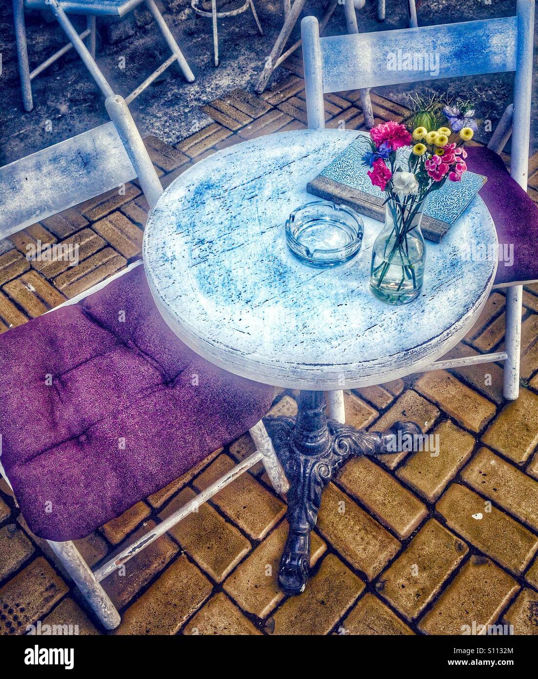 Cafe vase hi-res stock photography and images - Alamy