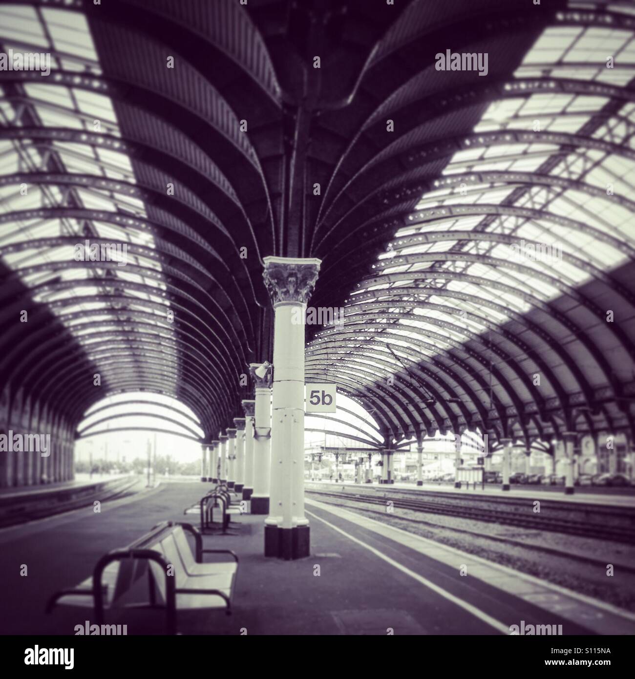 York train station hi-res stock photography and images - Alamy